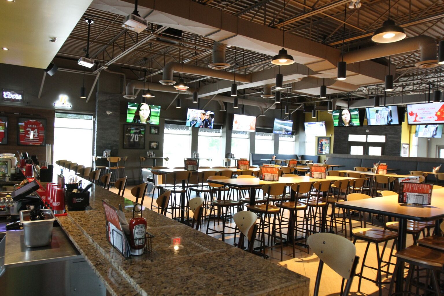 John Max Sports and Wings - Lauzon - Tourism Windsor Essex Pelee Island
