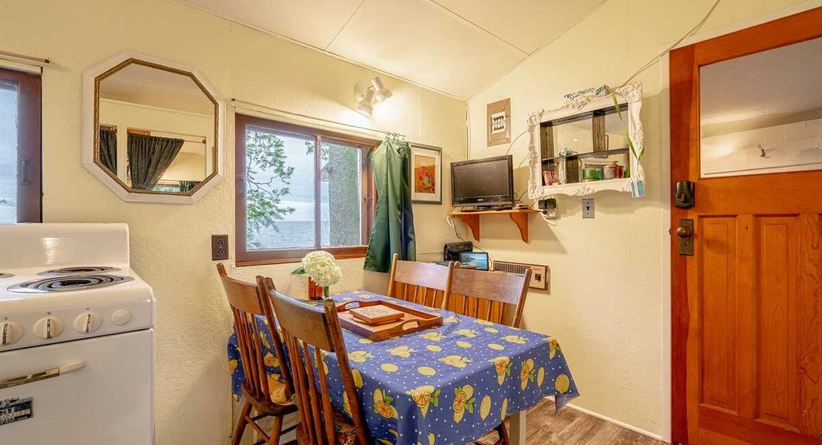 The Green Jelly Bean Cabin - Tourism Windsor Essex Pelee Island